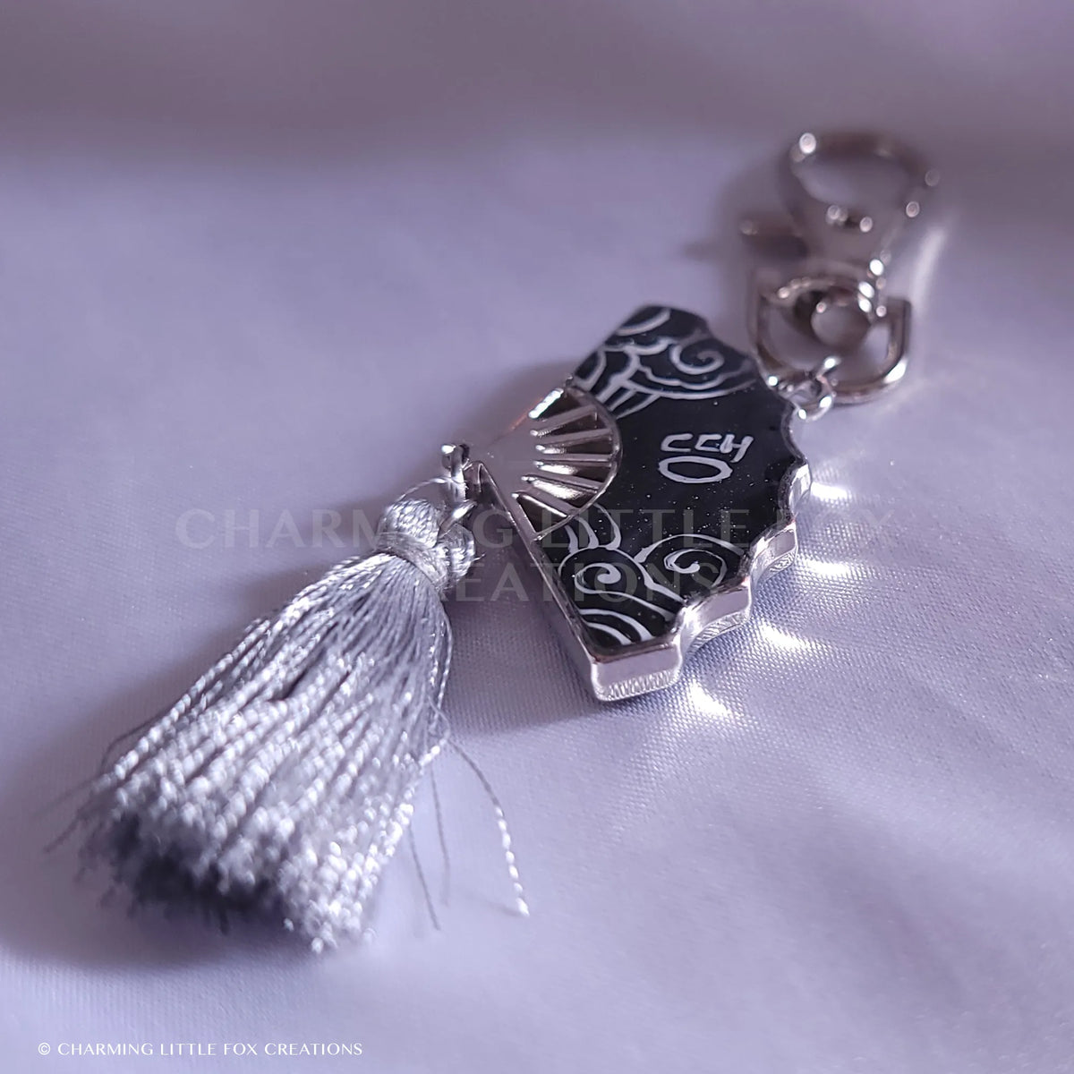 DDAENG Fan Silver and Black Keychain – Charming Little Fox